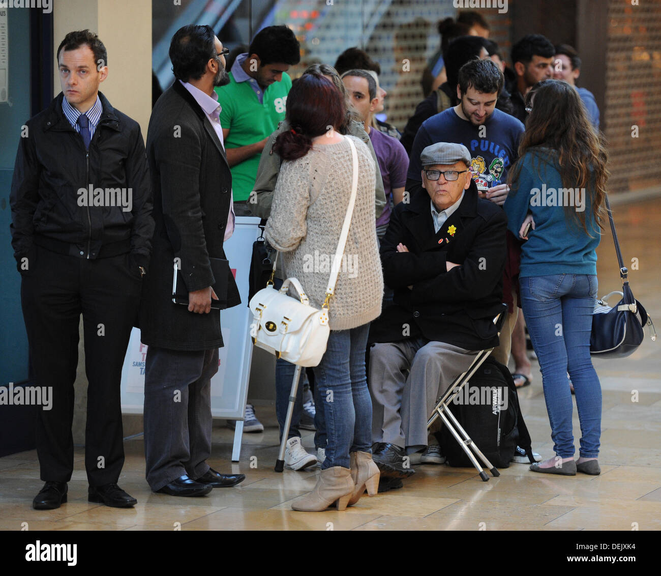 Cardiff, Wales, UK. 20th Sept, 2013. 200913 Shoppers queue at the Apple ...