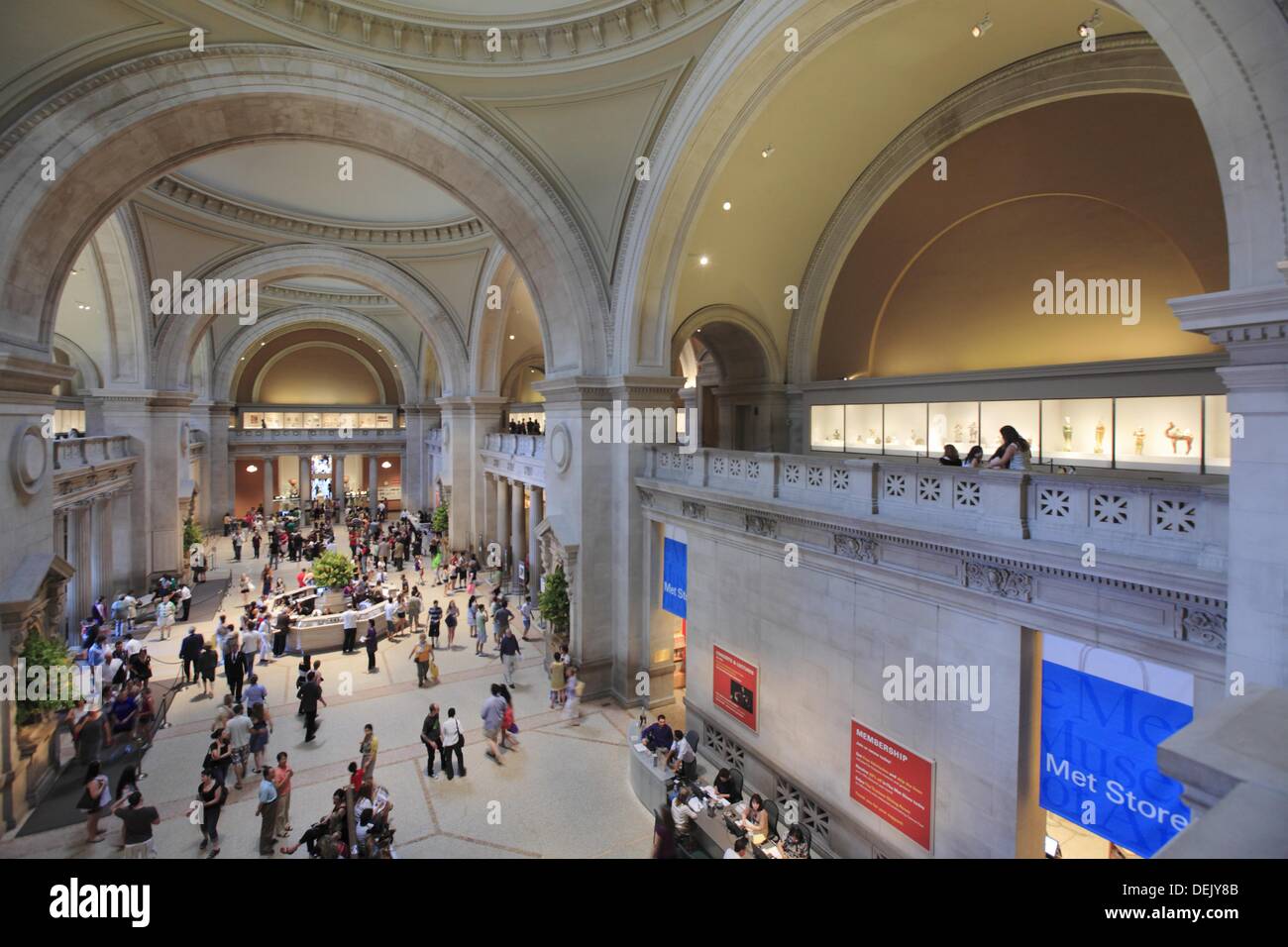 Metropolitan museum art great hall hi-res stock photography and images ...