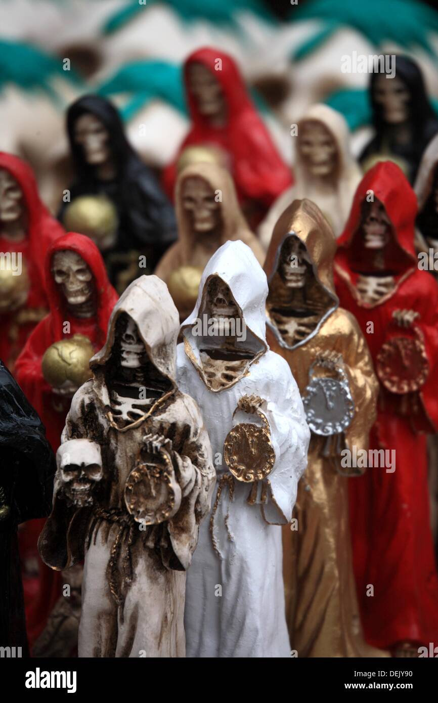 Skeleton dead hi-res stock photography and images - Alamy