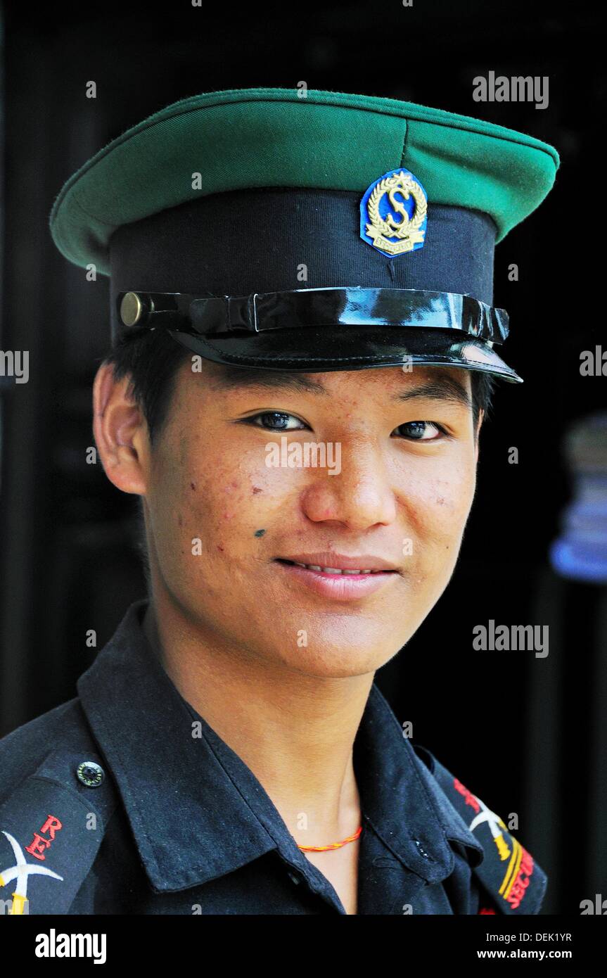 Security guard shopping mall hi-res stock photography and images - Alamy