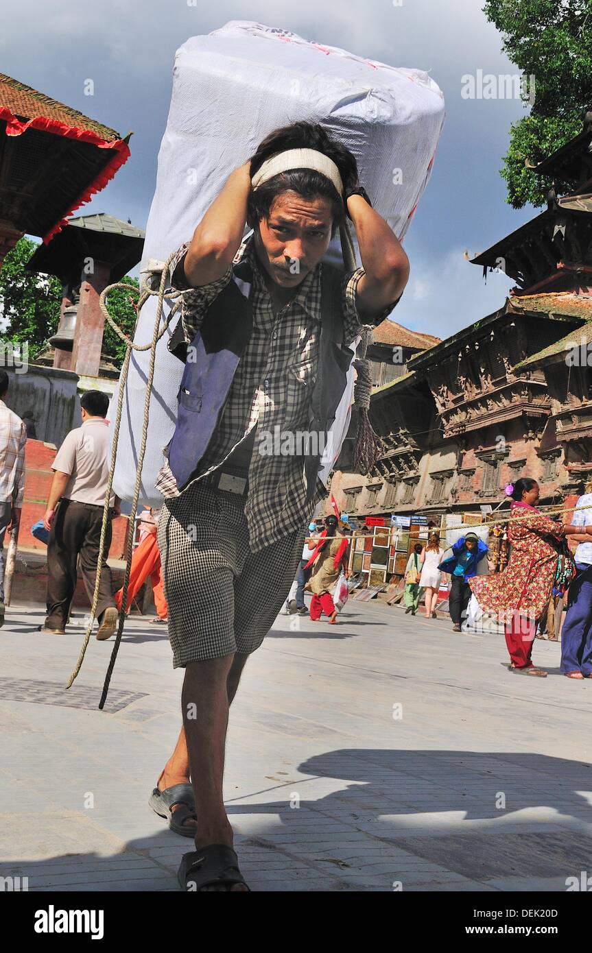 Heavy luggage hi-res stock photography and images - Alamy