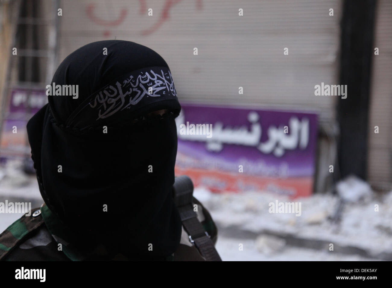 Female muslim soldier hi-res stock photography and images - Alamy