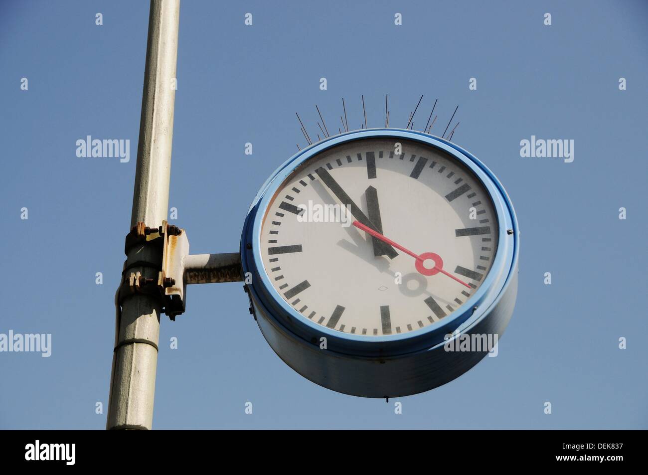 Station clock shows 11 hi-res stock photography and images - Alamy