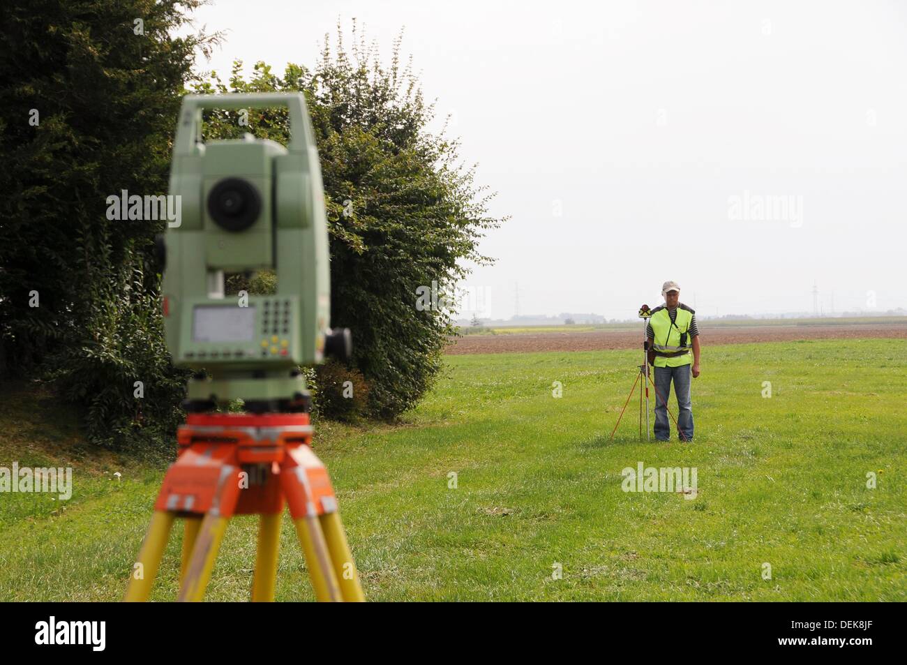 Laser measuring device hi-res stock photography and images - Alamy