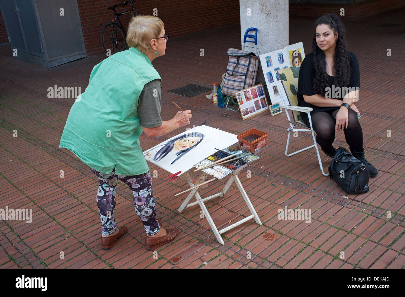 Street portrait artist hi-res stock photography and images - Alamy