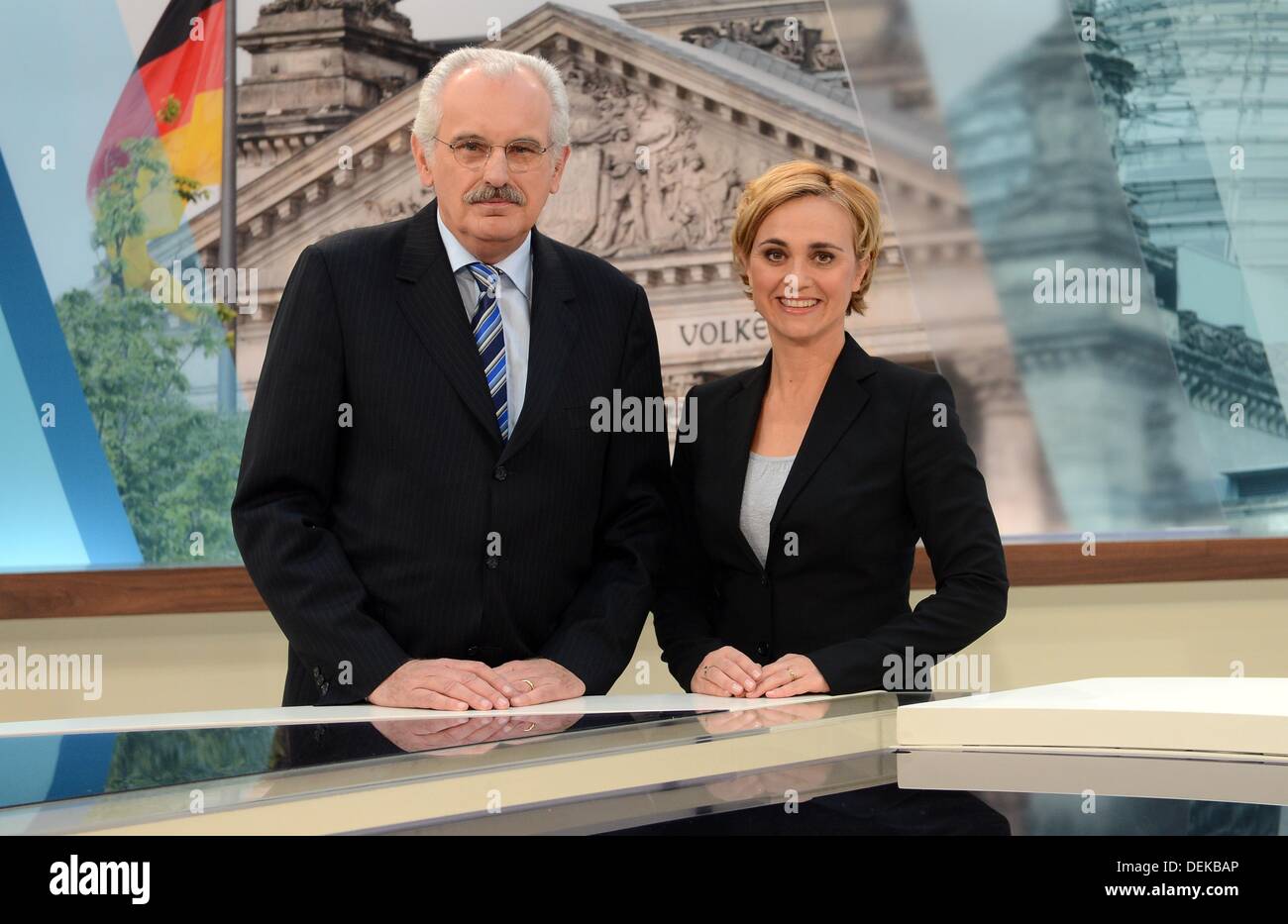 Tv news anchor broadcasts hi-res stock photography and images - Alamy