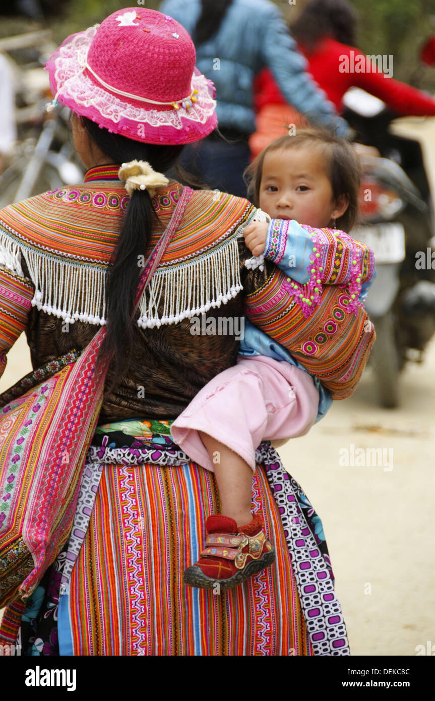 Hmong woman with her baby in sapa hi-res stock photography and images ...