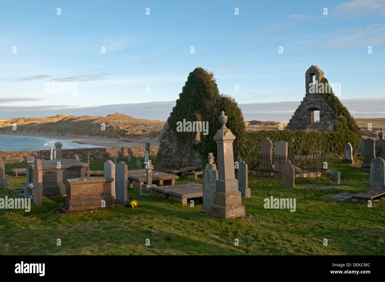 Church ruin and graveyard hi-res stock photography and images - Alamy