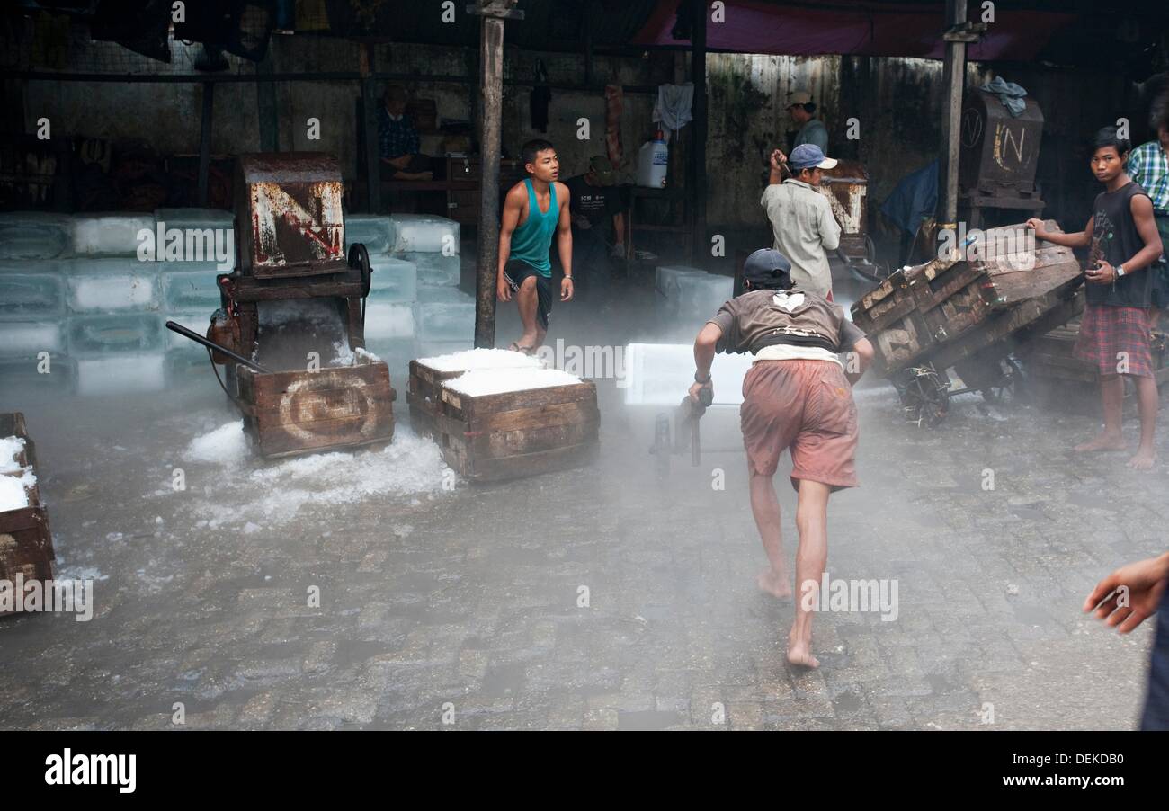 Ice workers hi-res stock photography and images - Alamy