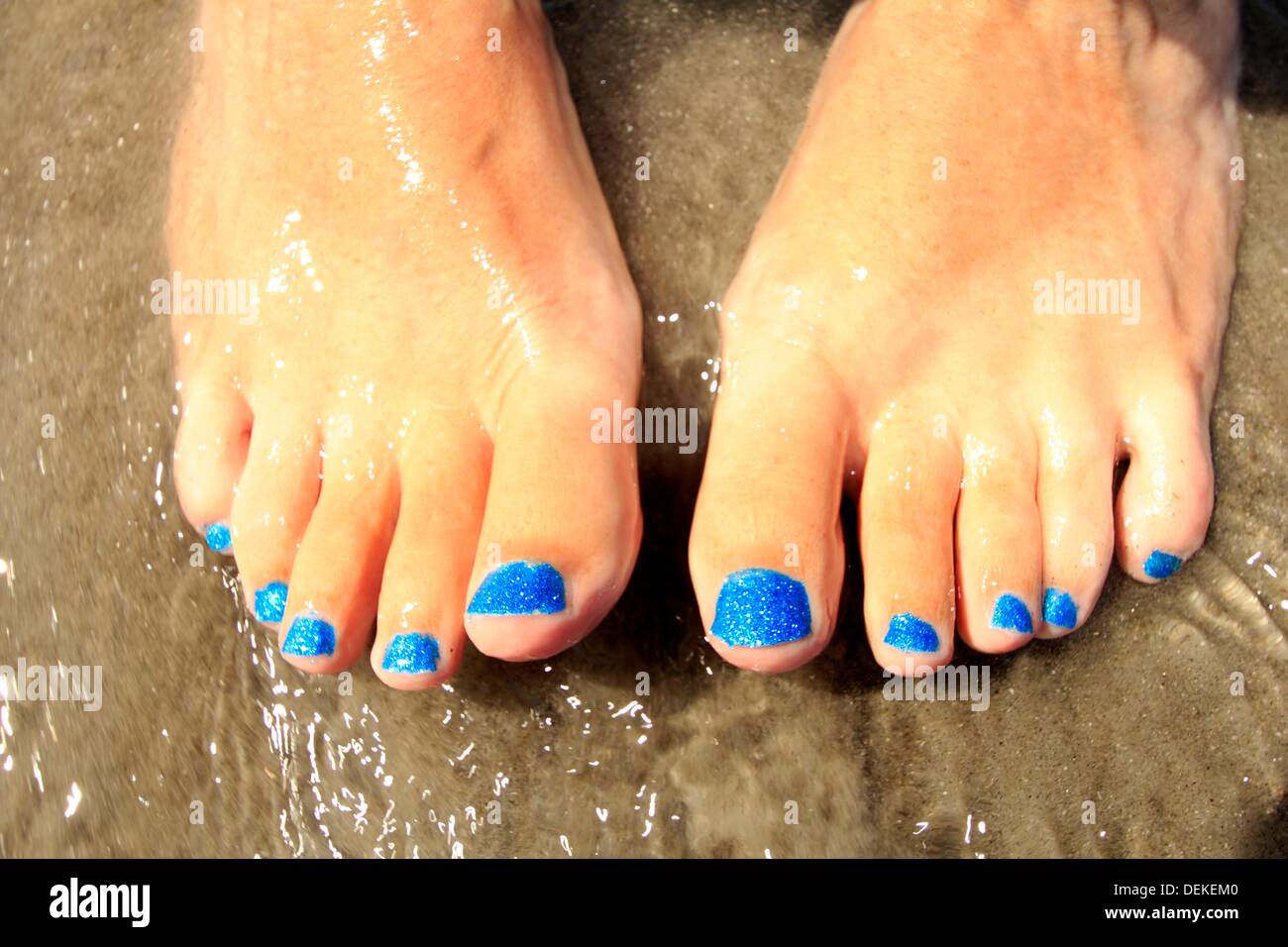 Female painted toenails beach hi-res stock photography and images - Alamy