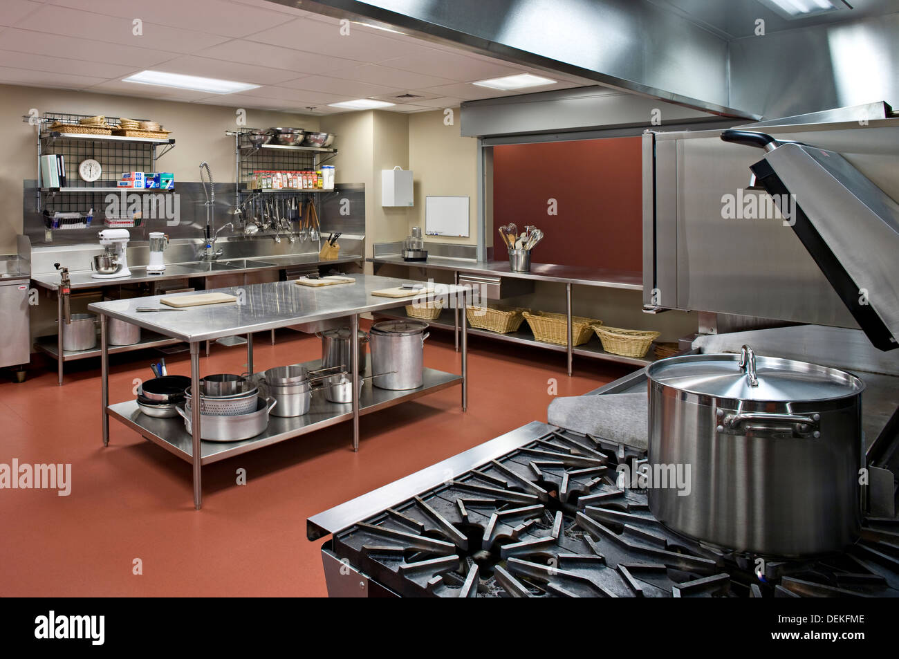 Empty commercial kitchen in restaurant Stock Photo - Alamy