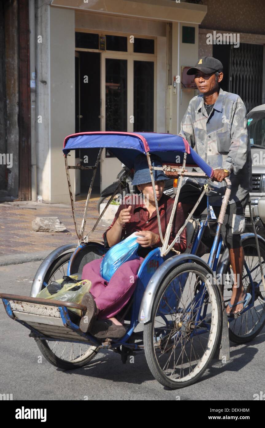 Old rickshaw china hi-res stock photography and images - Alamy