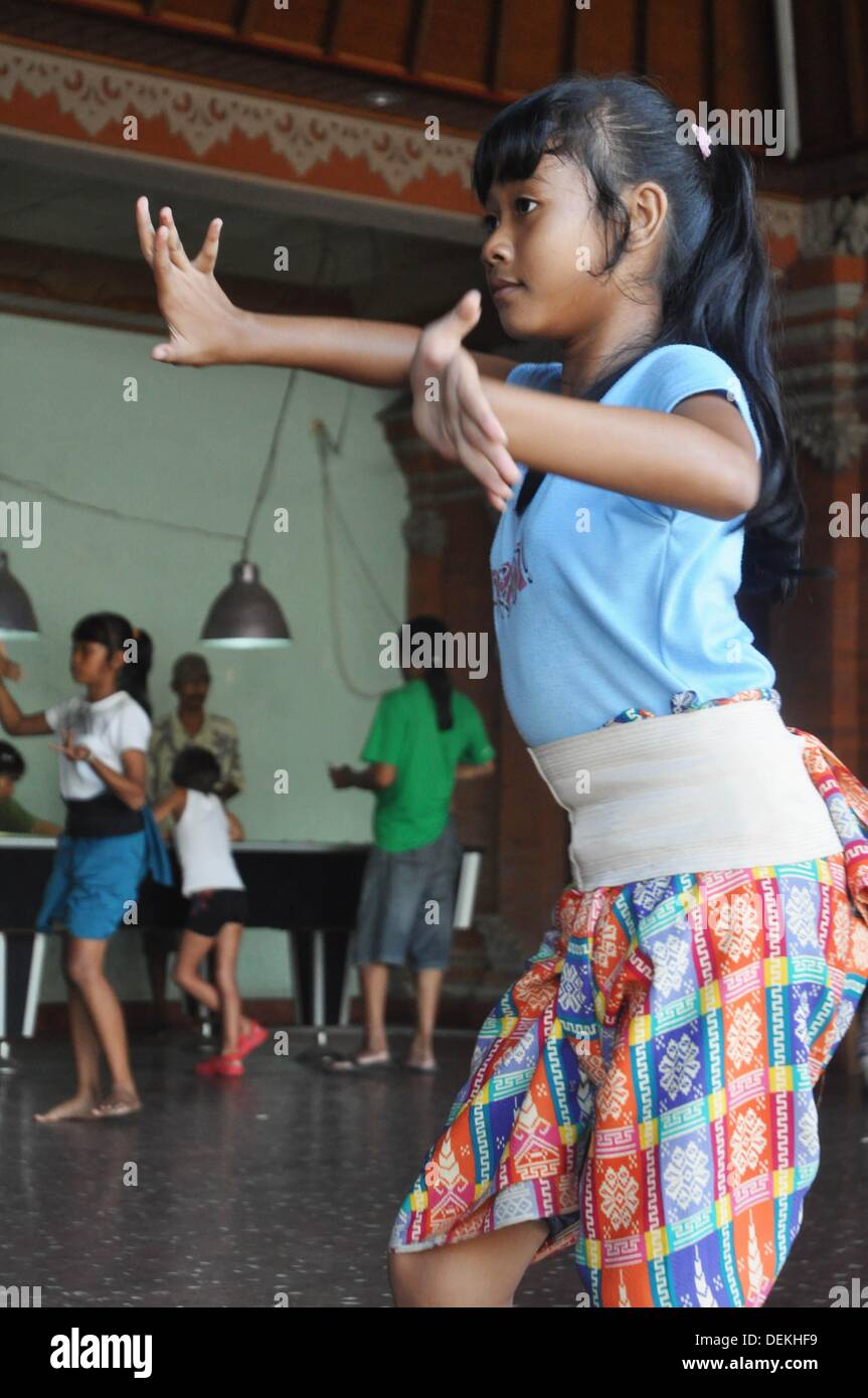 Balinese girl dance hi-res stock photography and images - Alamy