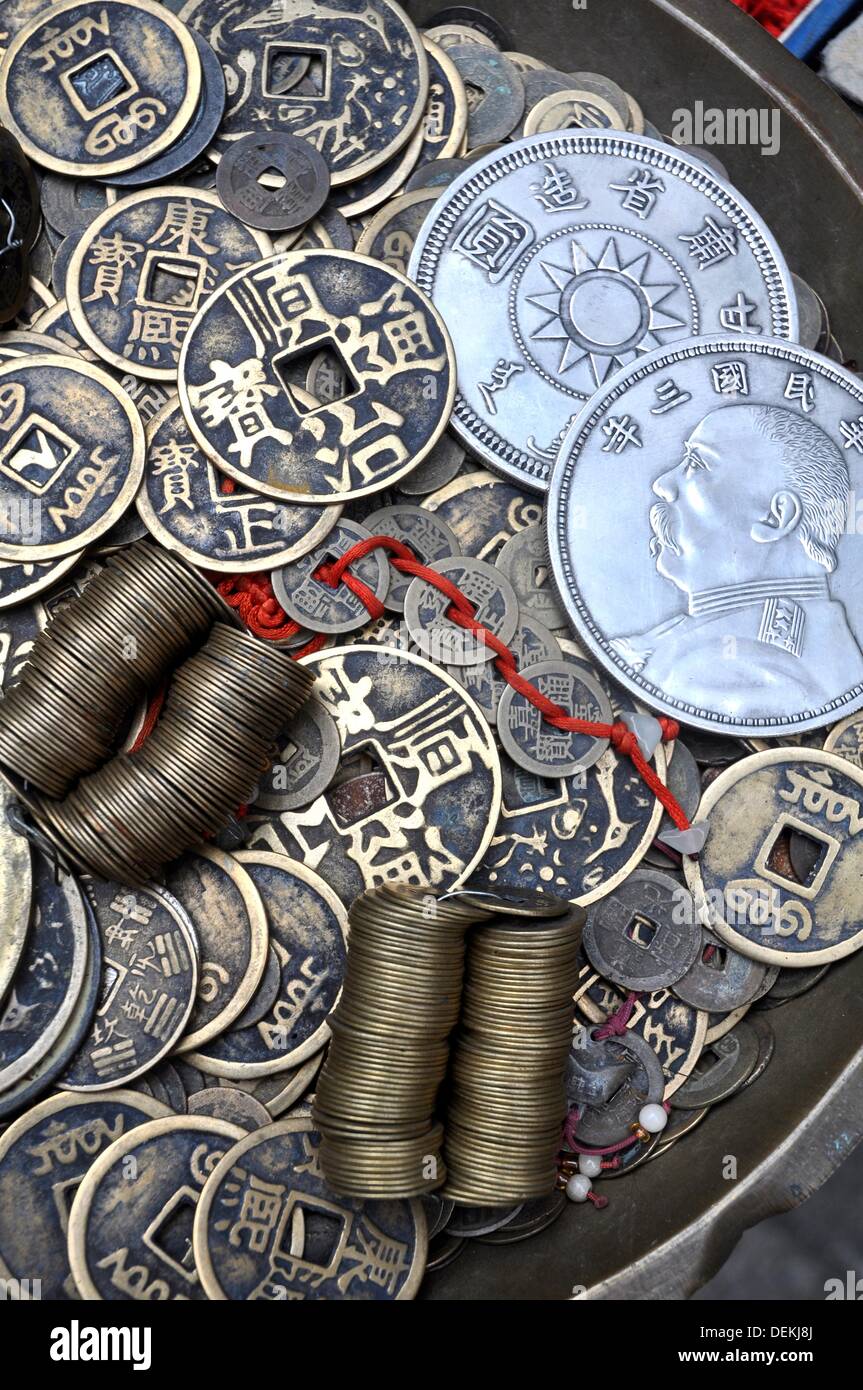 Hong Kong: old Chinese coins sold at 'Cat Street’ (Upper Lascar Row ...
