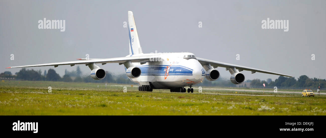 Antonov an 124 ruslan hi-res stock photography and images - Alamy
