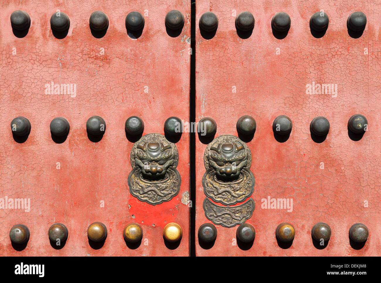 Beijing (China): door at the Forbidden City Stock Photo - Alamy