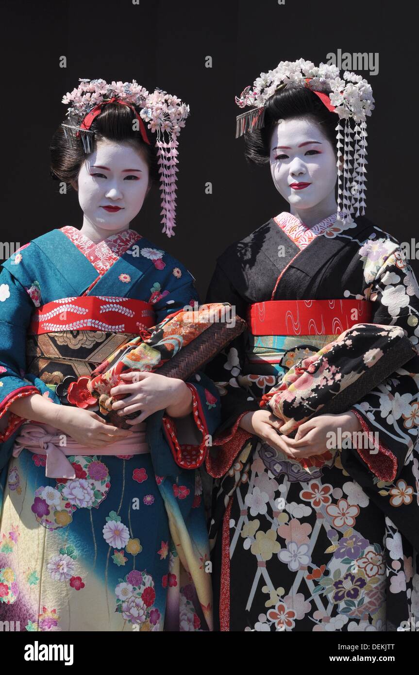 Two japanese geishas hi-res stock photography and images - Alamy