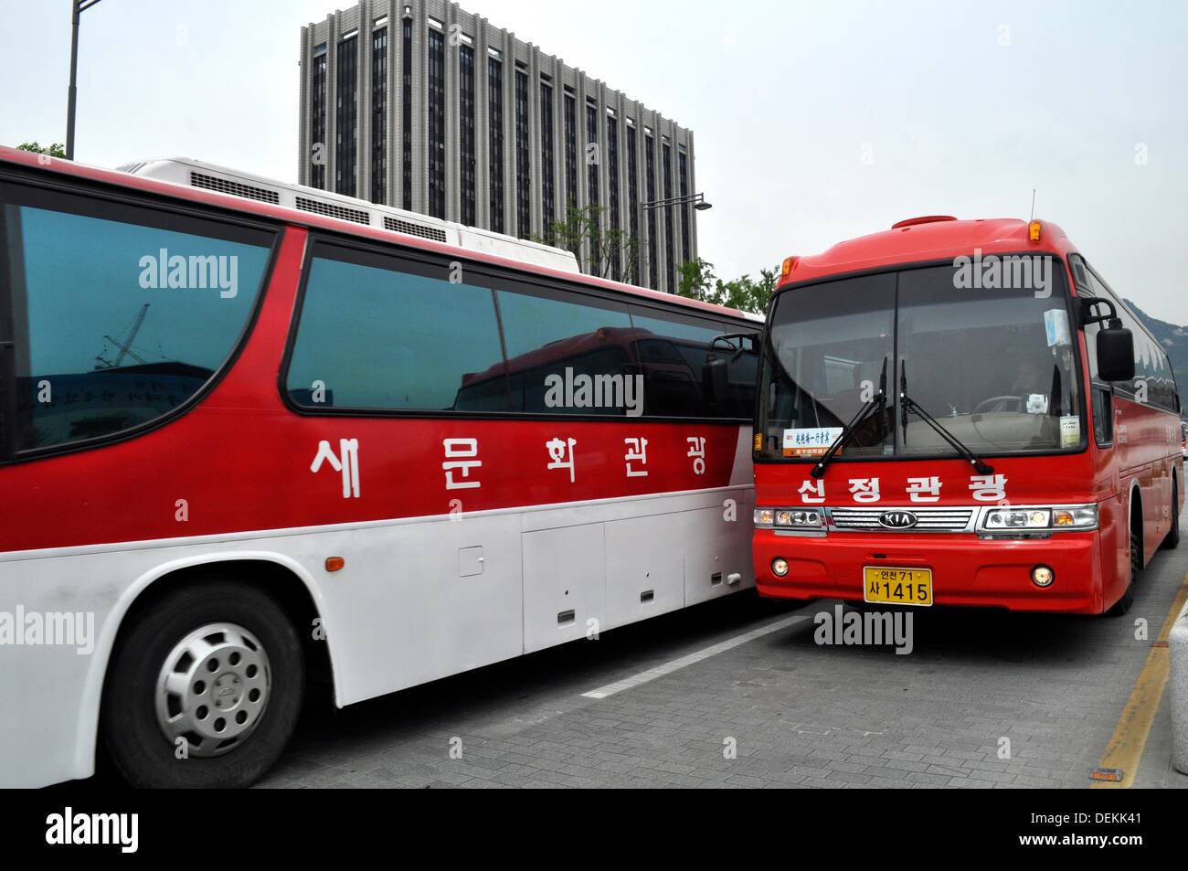Buses passing hi-res stock photography and images - Alamy
