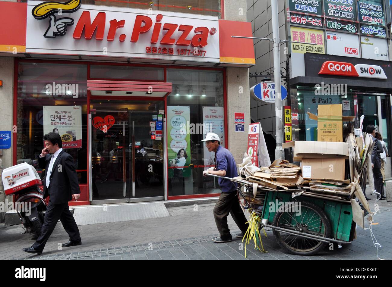 South korea cart man hi-res stock photography and images - Alamy