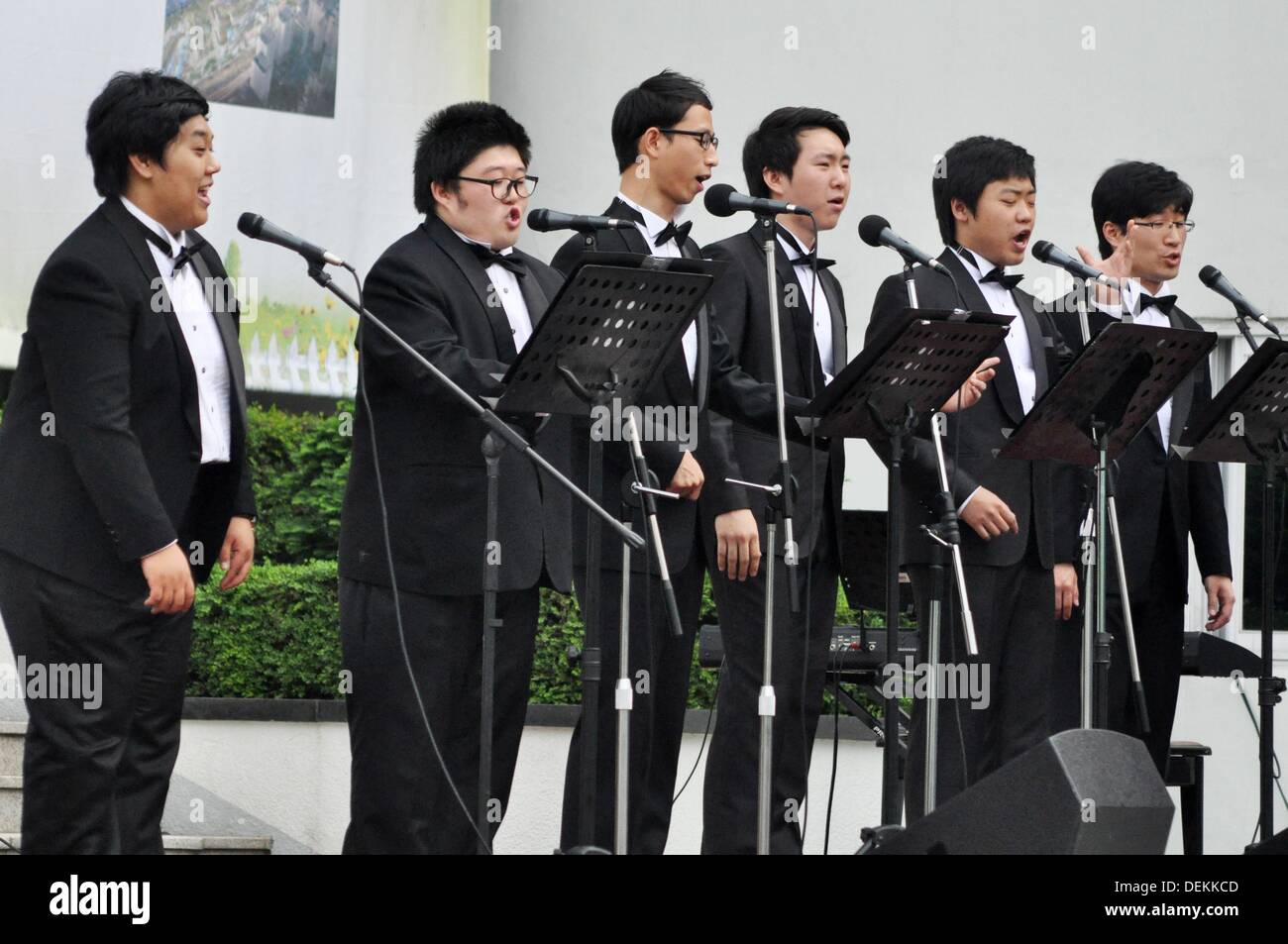 Opera tenor singing hi-res stock photography and images - Alamy