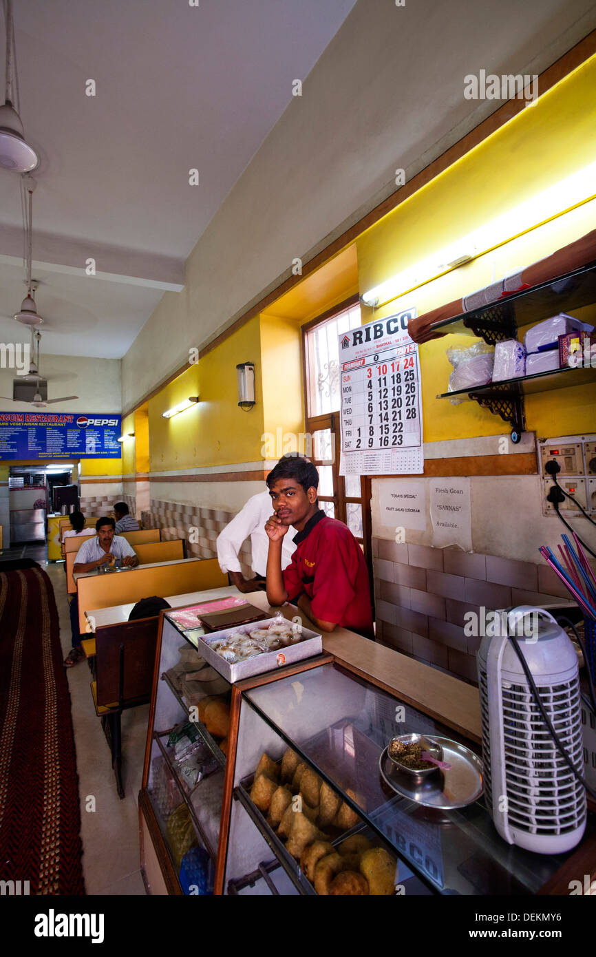 Counter clerk hi-res stock photography and images - Alamy
