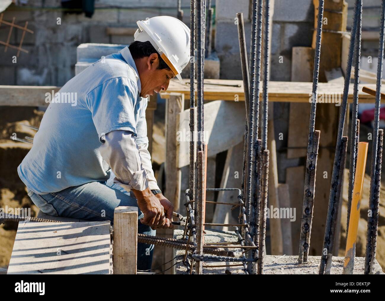 Worker at height hi-res stock photography and images - Alamy