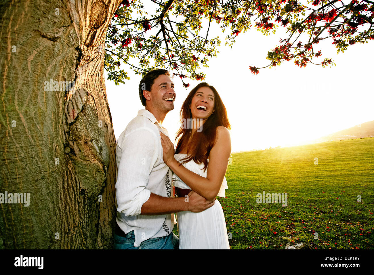 Couple hugging tree hi-res stock photography and images - Alamy