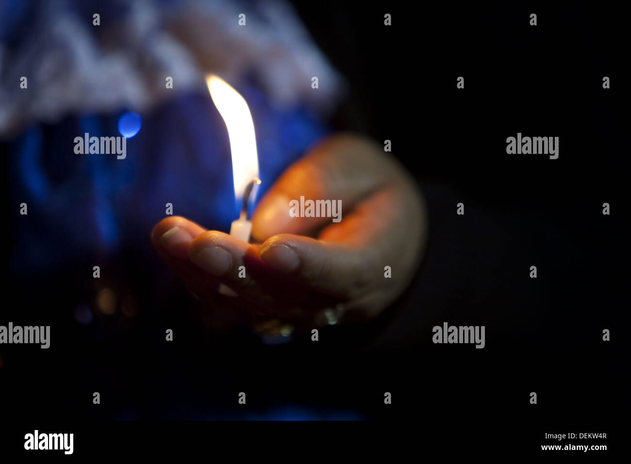 Candle illuminate hi-res stock photography and images - Alamy