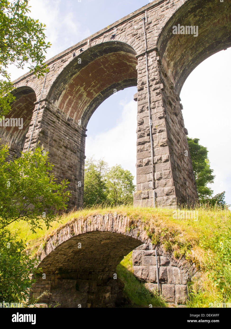 An ancient packhorse bridge in Dentdale, Yorkshire Dales National Park ...