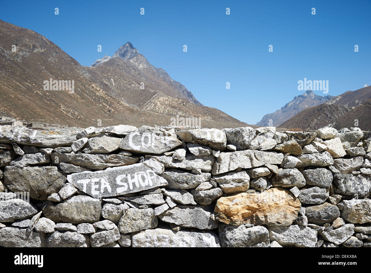 On the trail approaching Marlung, Nepal, Solokhumbu (Everest) region ...