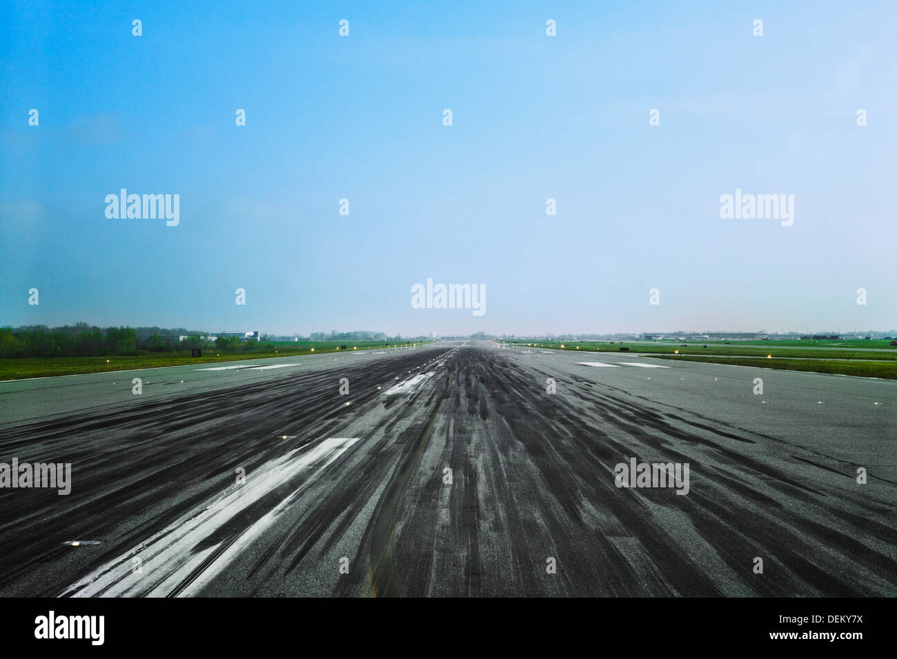 Runway markings hi-res stock photography and images - Alamy