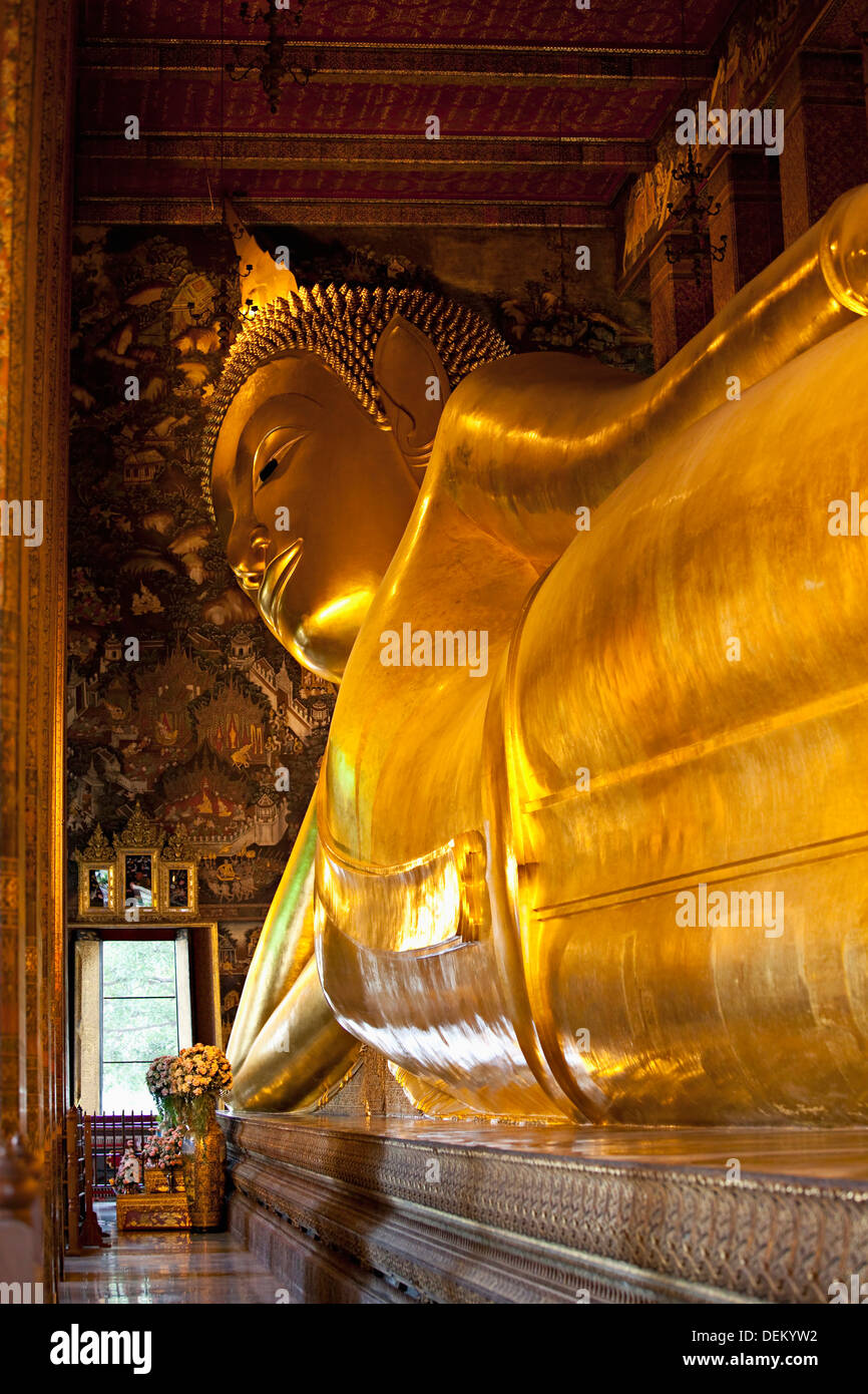 Ornate gold statue hi-res stock photography and images - Alamy