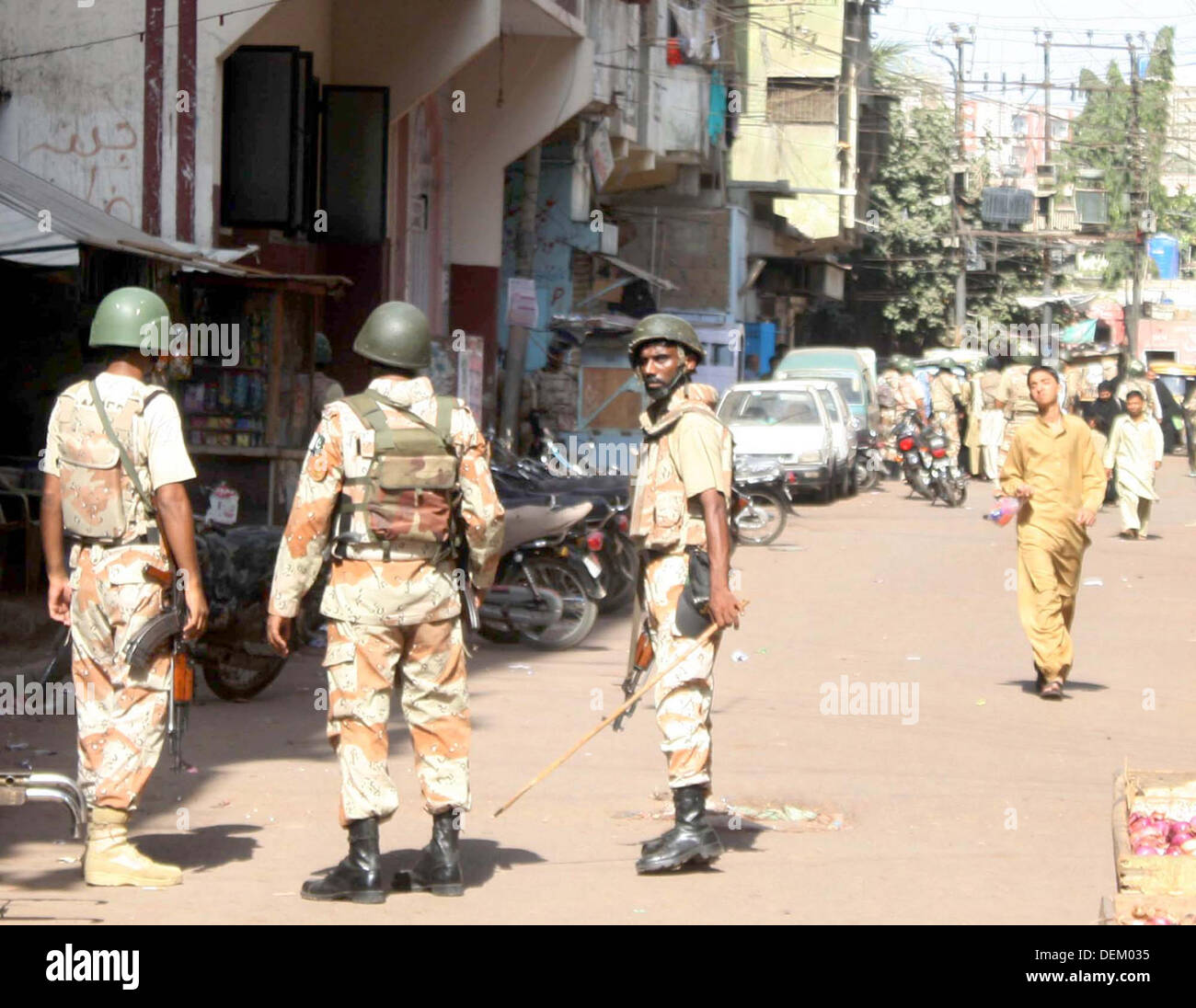 Rangers official cordon off Naya Abad Area during search operation ...