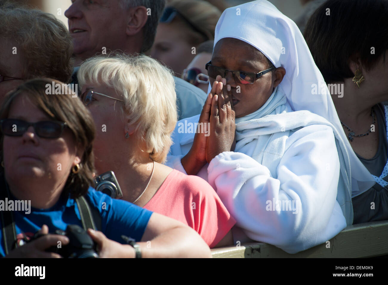 Nun pray in St Peter in Rome Stock Photo - Alamy