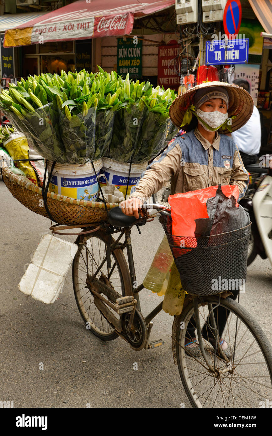 flower vendor in Hanoi, Vietnam Stock Photo - Alamy