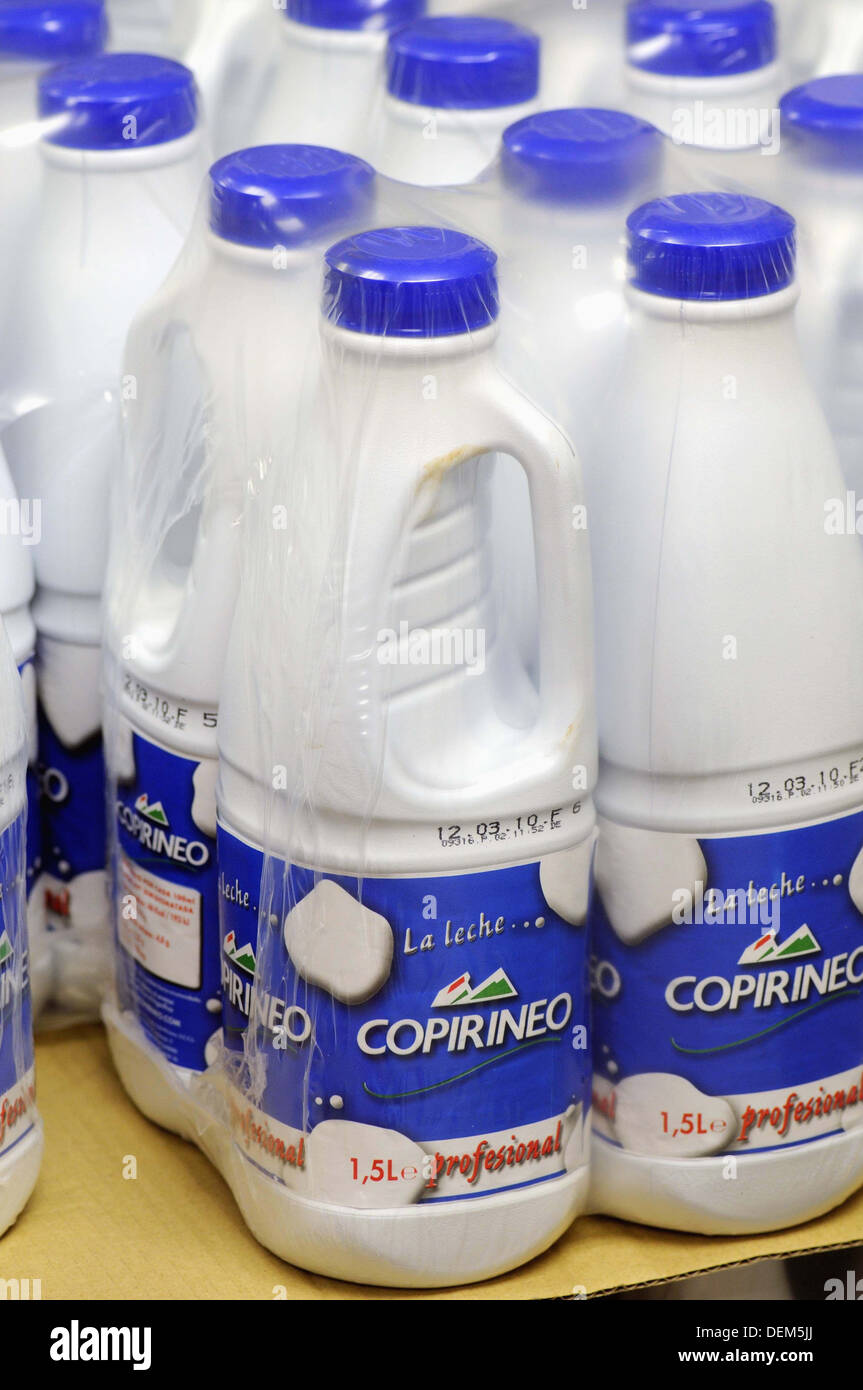 Bottles of milk in a supermarket hi-res stock photography and images ...