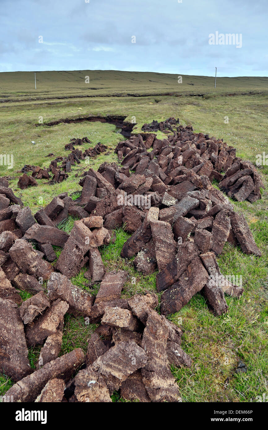 Peat cutting yell shetland uk hi-res stock photography and images - Alamy