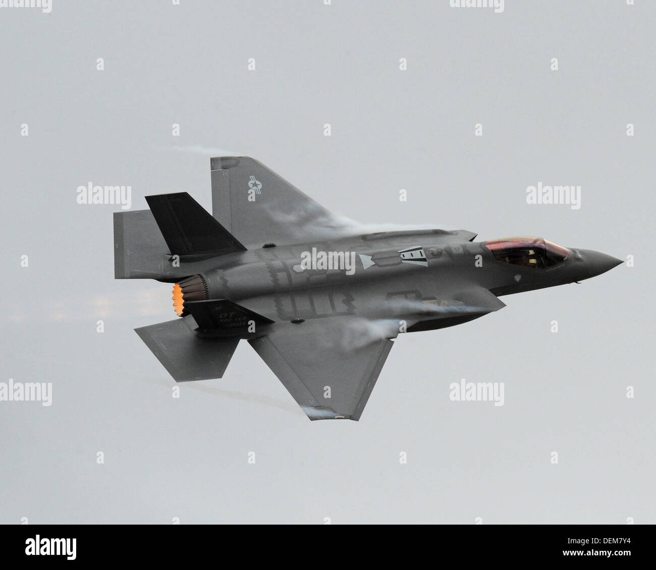 US Air Force F-35A Lightning II stealth fighter aircraft comes in to ...