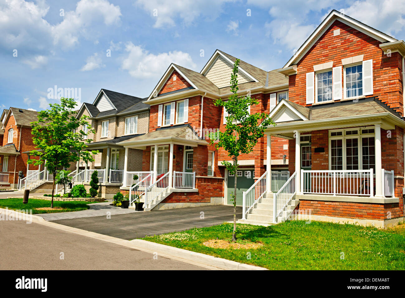 Suburban neighbourhood houses hi-res stock photography and images - Alamy