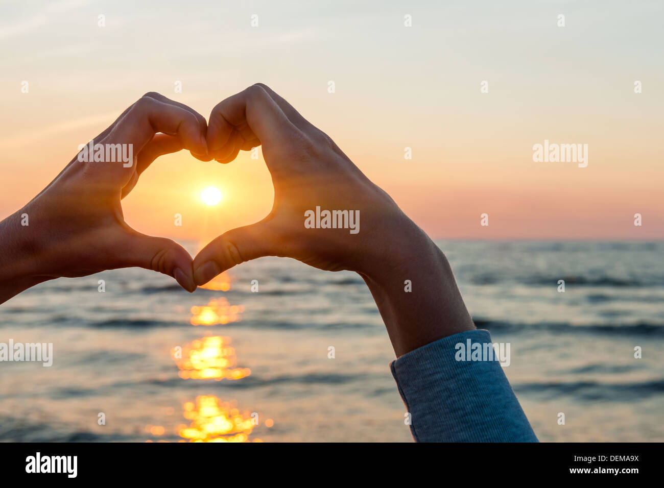Framing hands hi-res stock photography and images - Alamy