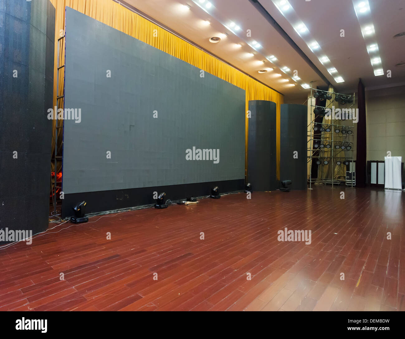 Empty hall hi-res stock photography and images - Alamy