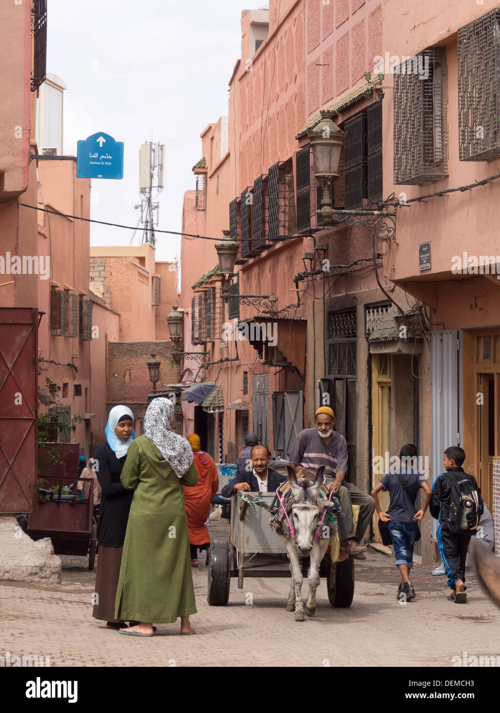 Arab women crowded street hi-res stock photography and images - Alamy