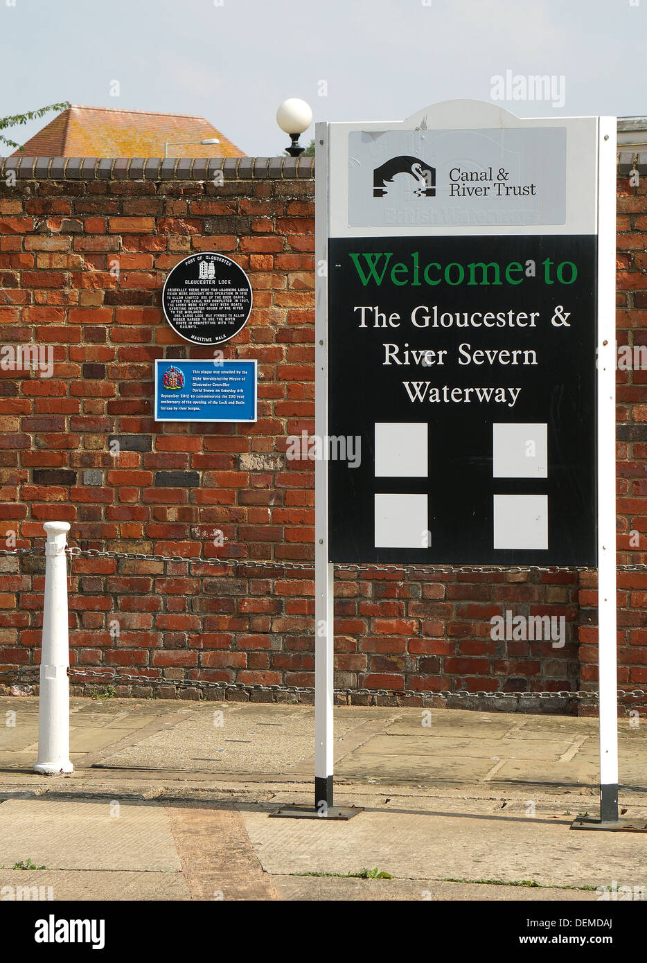 Old gloucester street road sign hi-res stock photography and images - Alamy