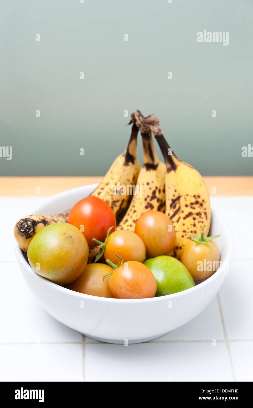 Ripening tomatoes indoors with ethylene gas from ripe bananas helping ... Ripening tomatoes indoors with ethylene gas from ripe bananas helping ...