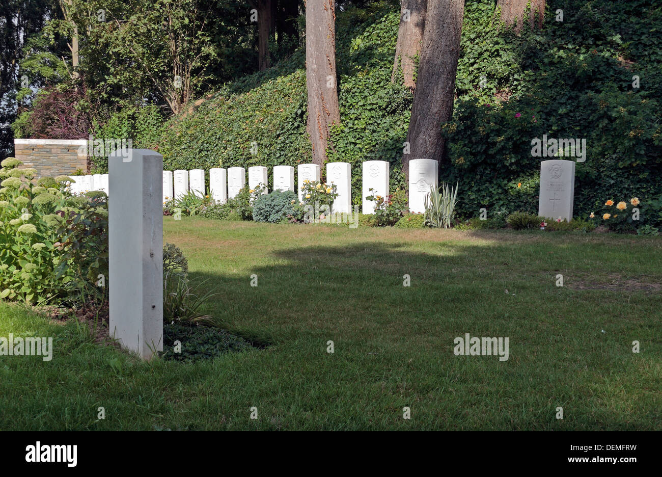 Graves of the first & last British soldiers to die in World War One in ...