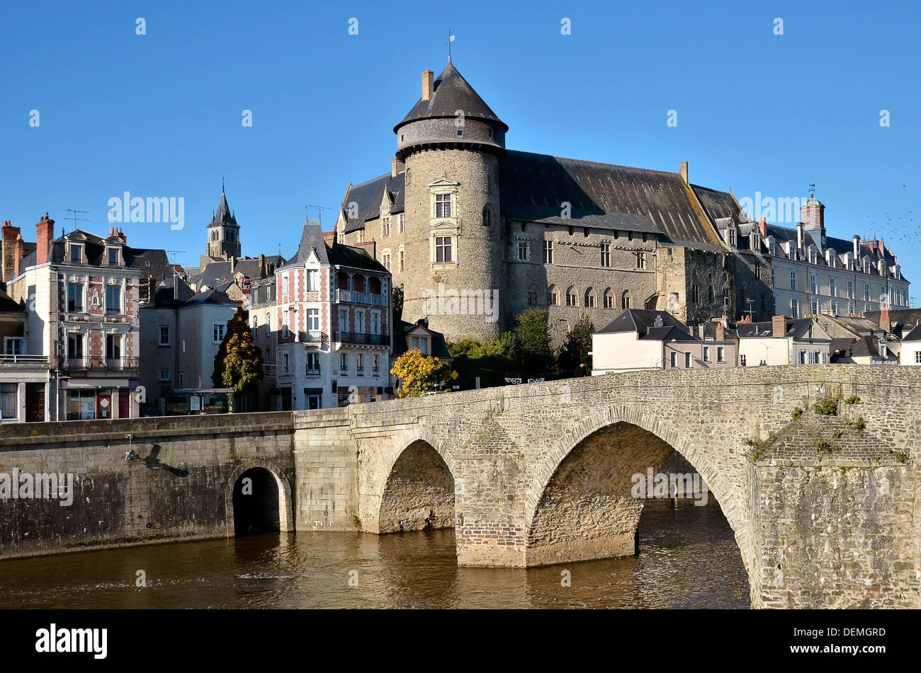 The river Mayenne with the castle and the old bridge (Pont-Vieux in ...