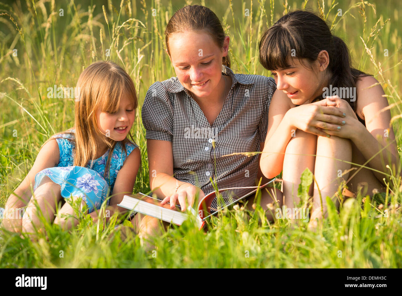 Kids reading books outside hi-res stock photography and images - Alamy