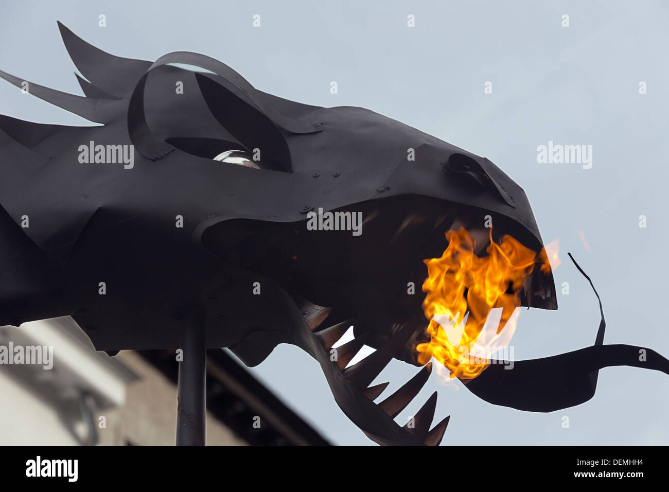 Giant head dragon hi-res stock photography and images - Alamy