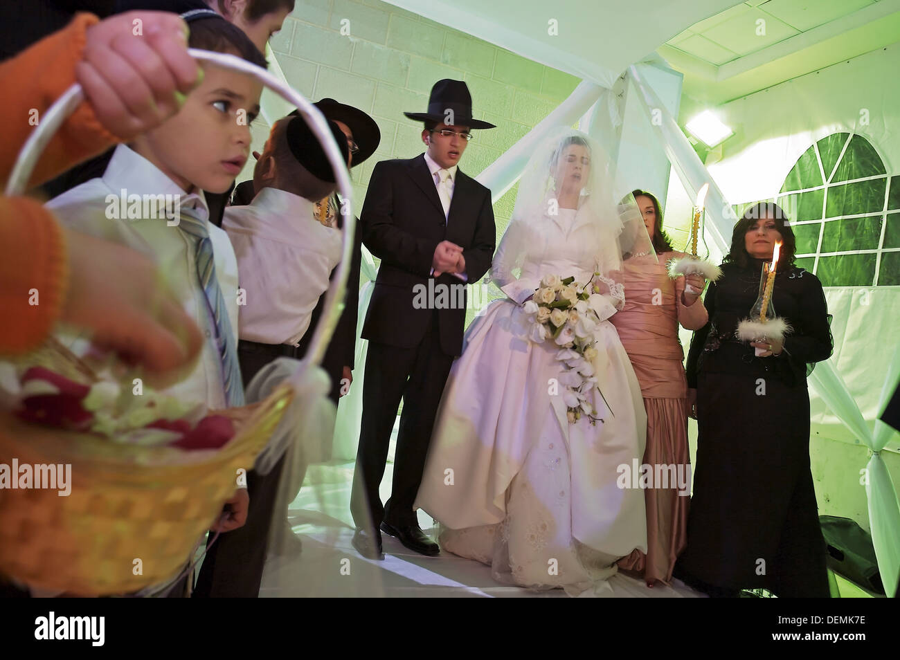 Orthodox jewish wedding ceremony hi-res stock photography and images ...