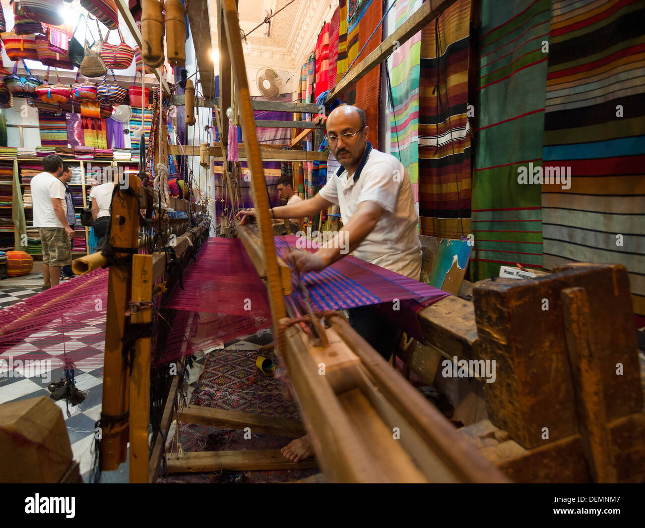 Man weaving loom hi-res stock photography and images - Alamy